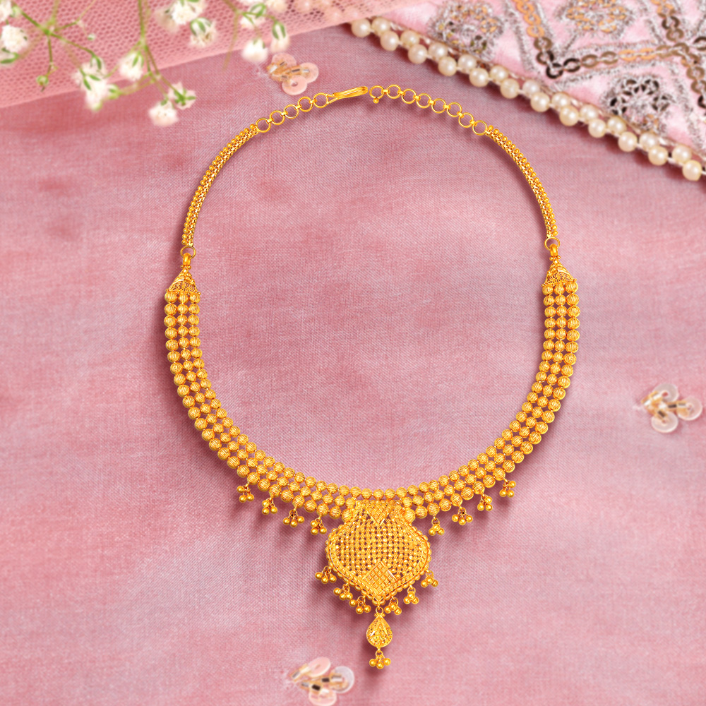 Tanishq Alluring Gold Necklace Set for The Maharashtrian Bride